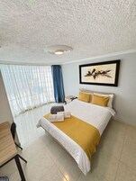 Quarto casal conforto | Individualmente decorados, escrivaninha