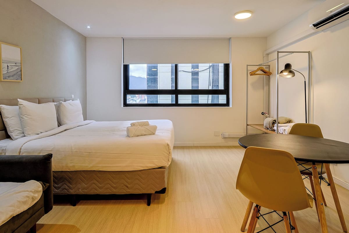 Estúdio executivo (441960) | 1 quarto, escrivaninha, espaço de trabalho para notebook