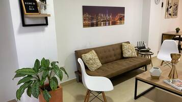 Apartamento standard, 1 cama Queen e sofá-cama, cozinha | Área de estar | Smart TV 43 polegadas com canais digitais, pisos aquecidos