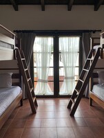 Quarto tradicional, várias camas, vista para o pátio | Edredons de pluma, cofres nos quartos, Wi-Fi de cortesia, roupa de cama