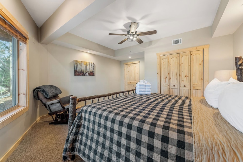 Firepit S'mores, Movie Nights, Swims, Mini-golf, & Fishing In Riverside Resort - Bucks Bear Lodge - Ellijay, GA