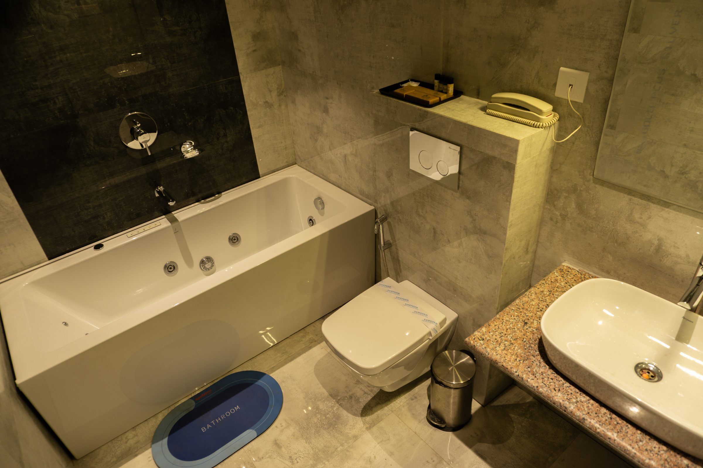 Um banheiro moderno com banheira, vaso sanitário e pia.