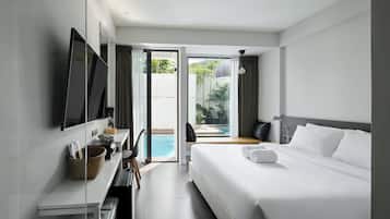 Double Room- Pool Access | Frigobar (abastecido com itens grátis), cofres nos quartos, escrivaninha