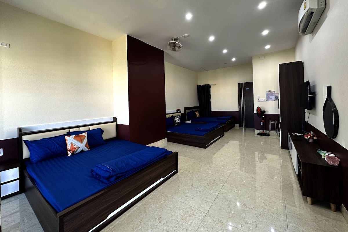 Quarto família | 1 quarto, frigobar, escrivaninha, espaço de trabalho para notebook