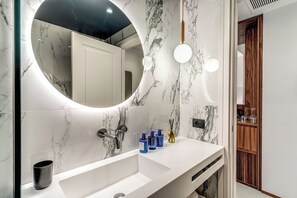 Quarto Triplo Deluxe | Casa de banho | Um polibã, um chuveiro fixo, um secador de cabelo, chinelos 