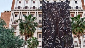 Um edifício com estilo arquitetônico clássico, com várias sacadas e um elemento decorativo central.