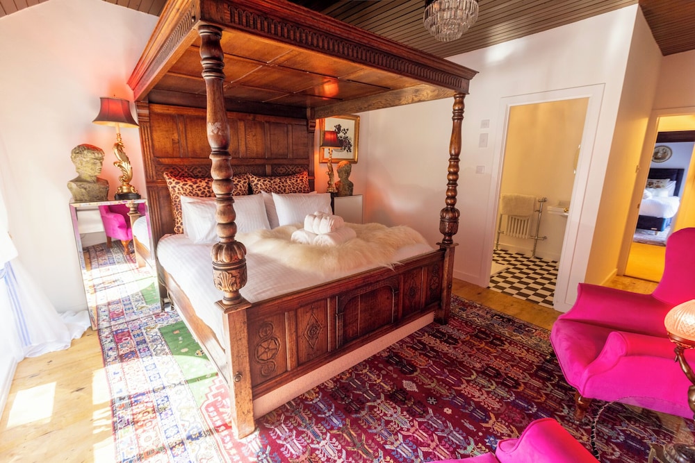 The Old Church. Three Bedroom Property With Sea Views And Luxurious Interiors. - Skye
