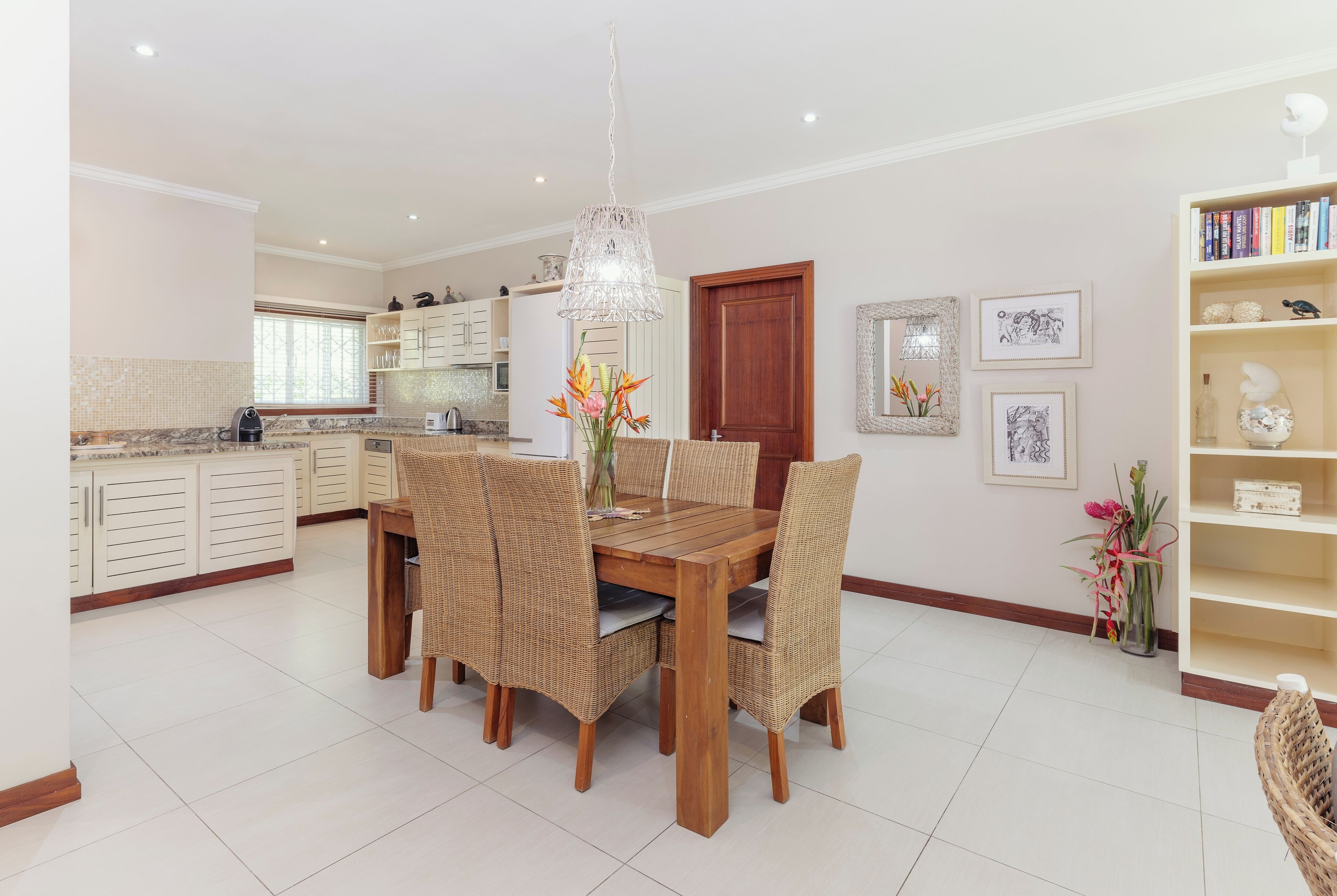 Apartamento de Luxo | Cozinha privada | Um frigorífico/congelador grande, um micro-ondas, um forno 
