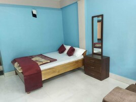 Quarto Duplo | Secretária, Wi-fi grátis, roupa de cama fornecida