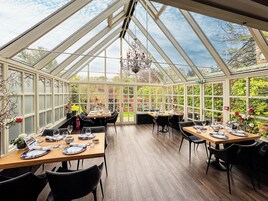 2 restaurantes, com serviço de almoço e jantar; culinária britânica