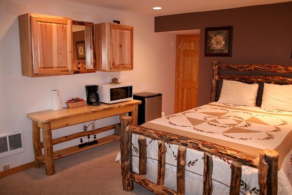 Fawn Valley Inn: 253 1 Bedroom Apts - Rocky Mountain National Park