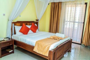 Quarto casal luxo | Escrivaninha, espaço de trabalho para notebook, Wi-Fi de cortesia