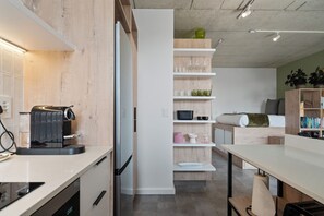 Estúdio Nobre | Cozinha privada | Um frigorífico, um micro-ondas, um forno, uma placa de cozinha 