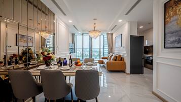 Apartamento Deluxe, 3 quartos | Sala de estar | Smart TV, lareira