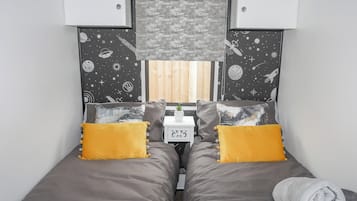 2 quartos, com decoração personalizada, com mobília individualizada