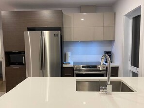 Suite Clássica | Cozinha privada | Um frigorífico, um micro-ondas, um forno, uma placa de cozinha