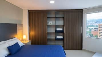 Apartamento superior, 3 quartos, serviço de arrumação, vista para a cidade | Guarda-roupa