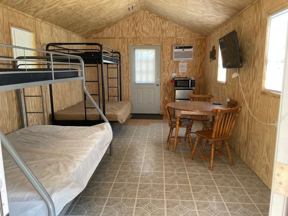 Big Cabin 1 at Elliott's Campground at the Upper End of Lake Marion in ...