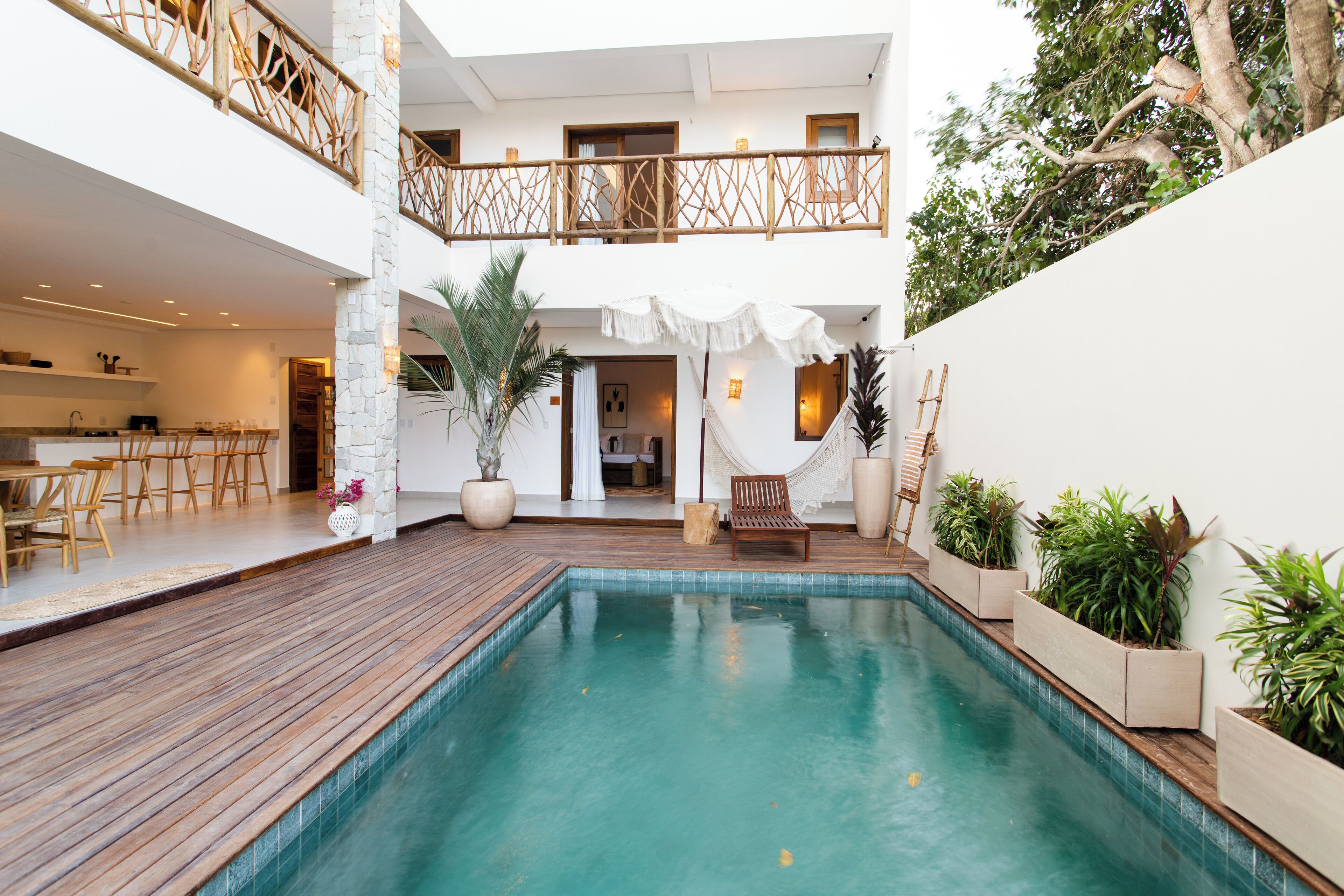 Piscina externa, funciona das 9h30 às 20h30, espreguiçadeiras