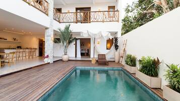 Piscina externa, funciona das 9h30 às 20h30, espreguiçadeiras