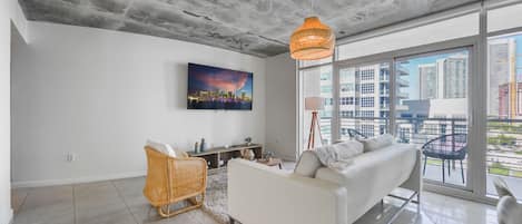 Apartamento, 2 quartos | Sala de estar | Smart TV de 50 polegadas com canais por cabo