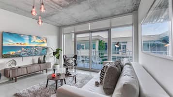 Apartamento, 2 quartos | Sala de estar | Smart TV de 50 polegadas com canais por cabo