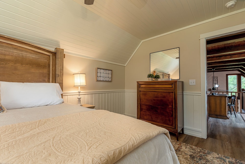 Country Chateau W/ Hot Tub - Wineries + Hiking - Marion, IL