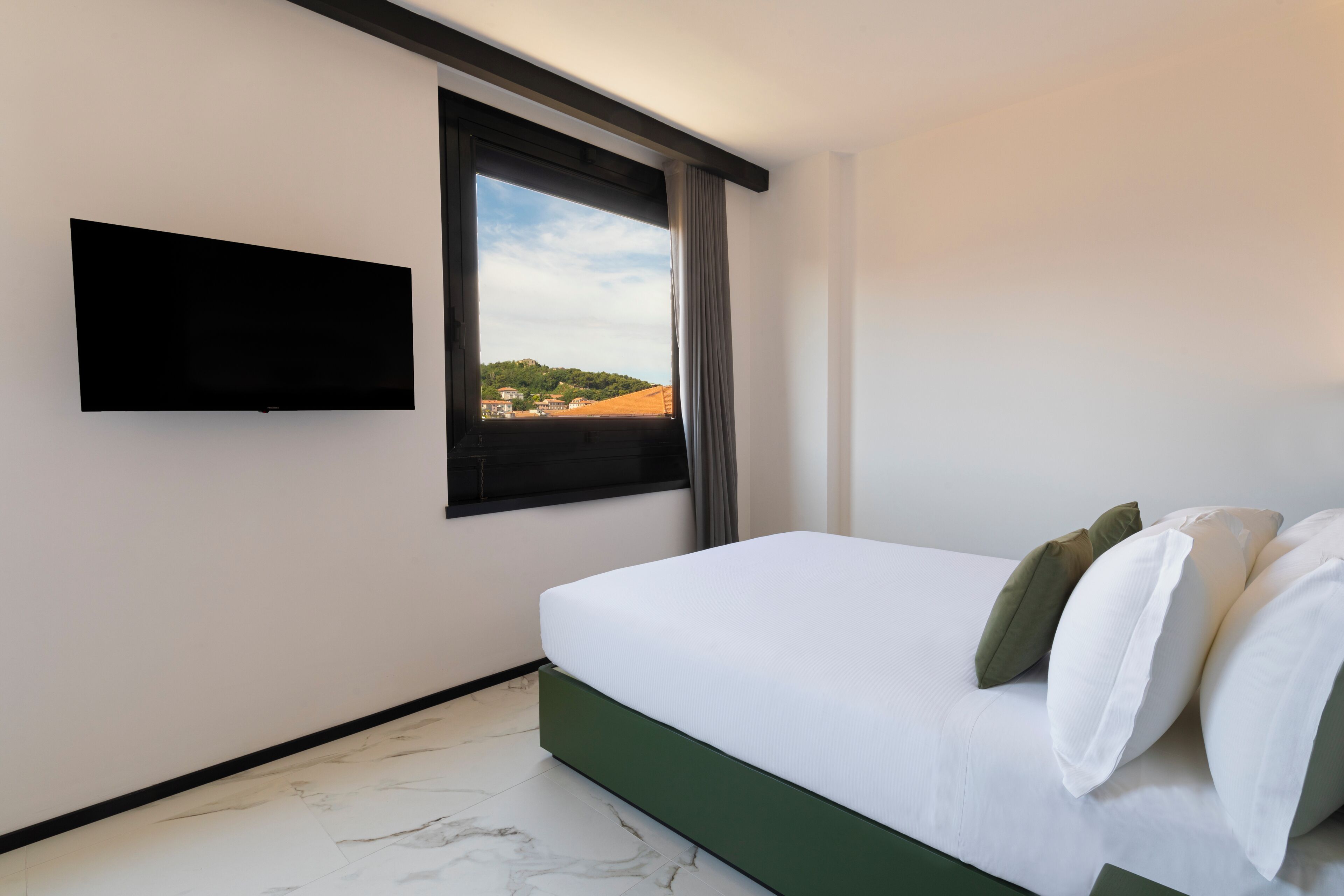 Quarto Superior | Cofre no quarto, secretária, cortinas/cortinados opacos 