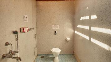 Casa de Campo Deluxe, varanda, vista para a colina | Casa de banho | Um polibã, artigos de higiene pessoal grátis, toalhas fornecidas, sabão