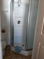 Quarto Duplo Básico | Casa de banho | Um polibã, um secador de cabelo, toalhas fornecidas, sabão 