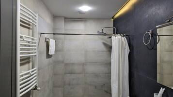 Produtos de toalete grátis, secador de cabelo, chinelos