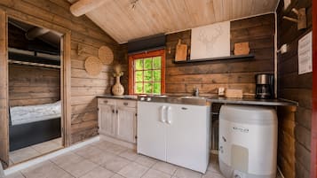 Cabana, banheiro privativo, vista para o lago | Cozinha privada | Geladeira, produtos de limpeza