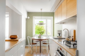 Apartamento | Cozinha privada | Um frigorífico/congelador grande, um forno, uma placa de cozinha