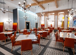 3 restaurantes, pequenos-almoços servidos, cozinha americana 