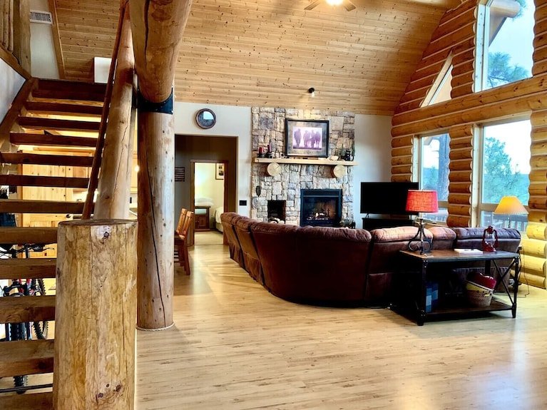 Hilltop Chalet-*stunning Views*, 3mi From Downtown - Arizona