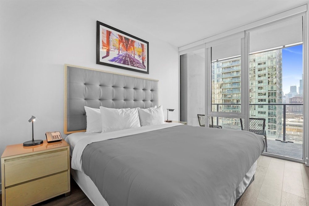 Level Old Town - Two Bedroom Suite With Full Kitchen, Living Room, And Laundry - Chicago, IL