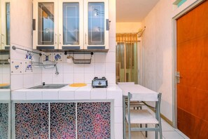 Apartamento | Cozinha privada | Um frigorífico/congelador grande, uma placa de cozinha 