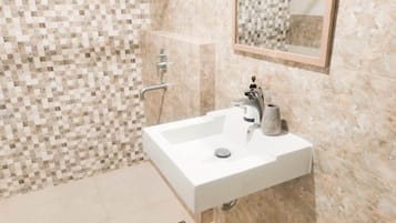 Apartamento | Casa de banho | Um polibã, toalhas fornecidas