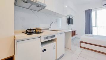 Um frigorífico/congelador grande, uma placa de cozinha