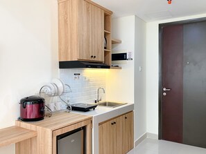 Um frigorífico/congelador grande, uma placa de cozinha 