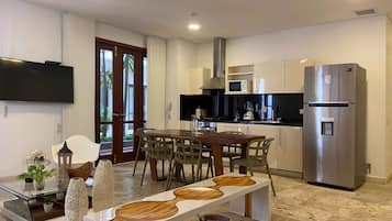 Apartamento, 2 quartos (117) | Cozinha privada | Geladeira grande, micro-ondas, fogão, chaleira elétrica