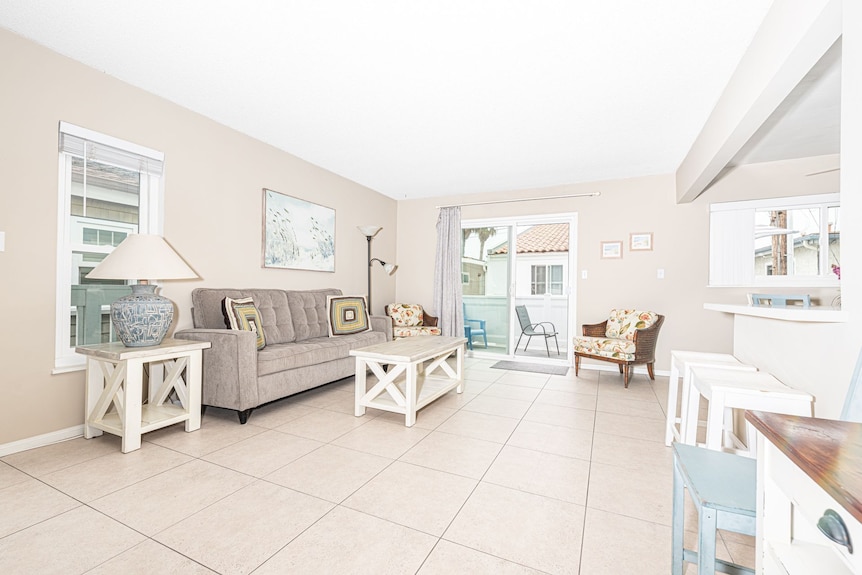 Ideal Beach House For Family Trips To The Coast! | Steps To Sand | Updated Kitchen | Sunny Balcony - Huntington State Beach, Huntington Beach