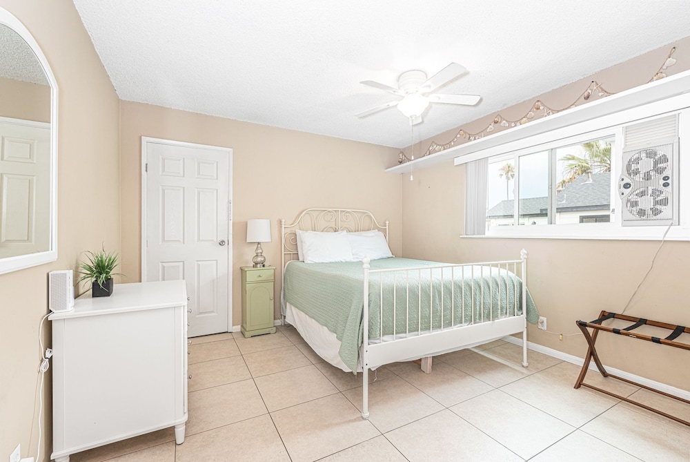 Ideal Beach House For Family Trips To The Coast! | Steps To Sand | Updated Kitchen | Sunny Balcony - Huntington Beach, CA