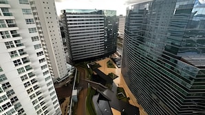 Um edifício moderno de arranha-céus com fachada de vidro e design angular único.