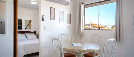 Apartamento standard, 2 quartos | Cozinha privada | Geladeira, cooktop, chaleira elétrica