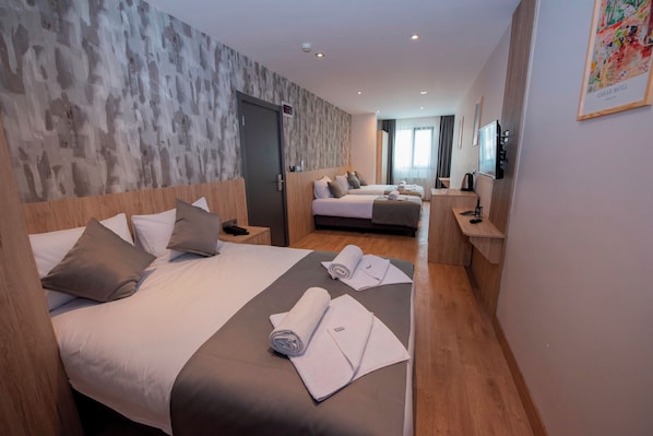 Quarto Familiar | Roupa de alta qualidade, minibar, cofre com capacidade para portátil