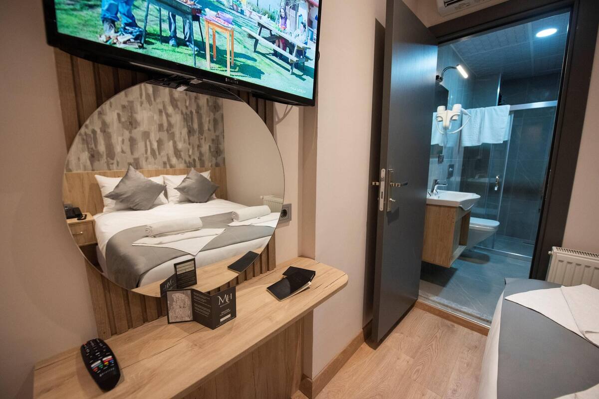 Roupa de alta qualidade, minibar, cofre com capacidade para portátil
