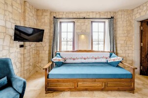 Quarto Triplo Comfort, 1 cama king-size, fumadores | Quartos insonorizados, Wi-fi grátis, roupa de cama fornecida 