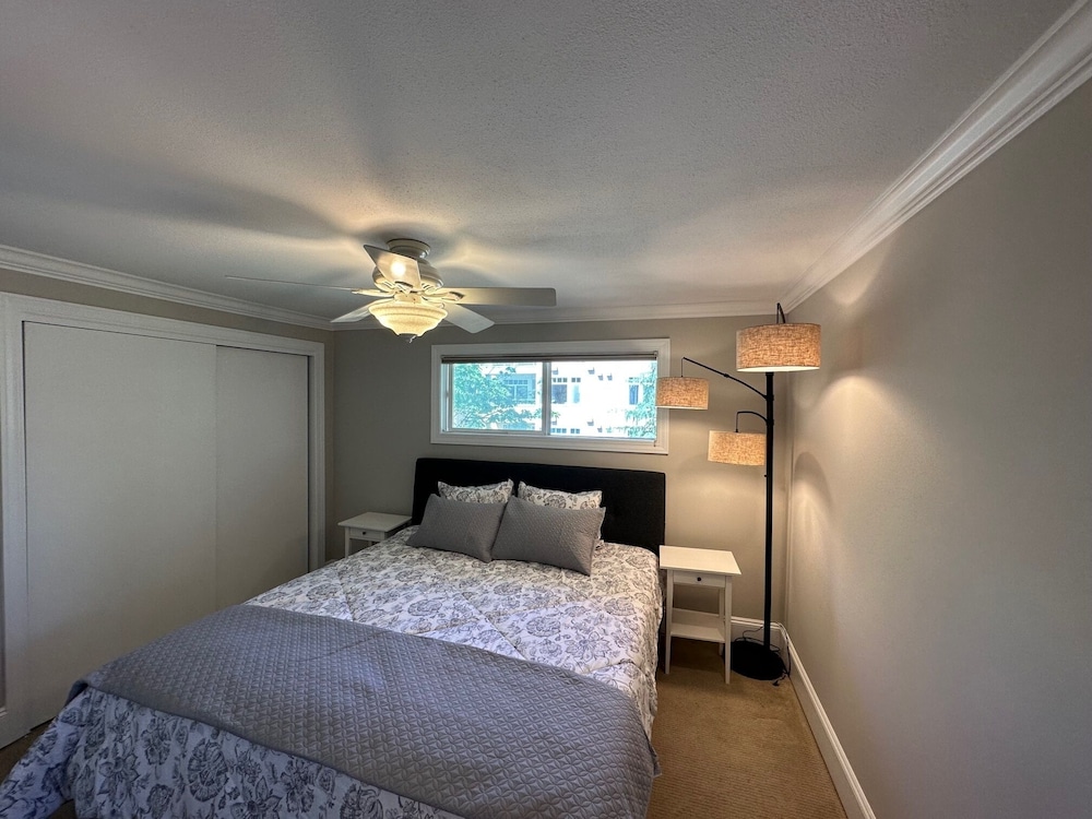 Lakeview Condo Steps To Famous Lake Street, Kirkland - Issaquah, WA
