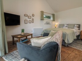 1 quarto, com decoração personalizada, com mobília individualizada